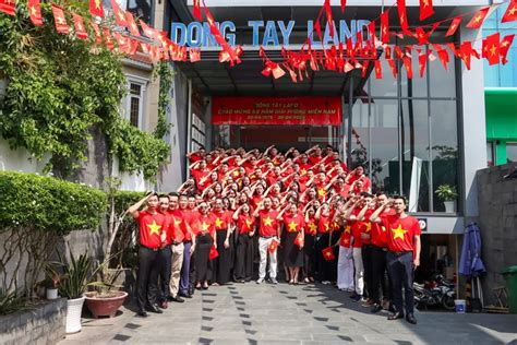 Đông Tây Land Rộn Ràng Sắc đỏ Hòa Chung Tinh Thần Hướng Về Ngày Thống Nhất đất Nước — Đông Tây Land