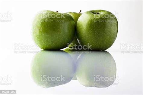 3 초록색입니다 사과들 흰색 메트로폴리스 측면 성찰이요 0명에 대한 스톡 사진 및 기타 이미지 0명 2015년 건강한 식생활 Istock