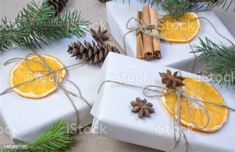 새해 구성 베이지 색 공예 용지 선물 상자 마른 오렌지 조각 소나무 콘 계피 정향 가문비 나무 가지에 아늑한 크리스마스 개념 0명에 대한 스톡 사진 및 기타 이미지 Istock