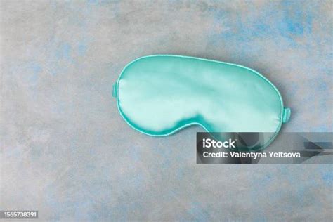 수면 마스크 알람 시계 불면증 알약 귀마개를 배경으로 한다 휴식 수면의 질 좋은 밤 불면증 및 휴식의 개념 위에서 볼 수 있습니다 플랫 레이 건강관리와 의술에 대한 스톡