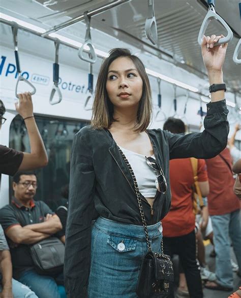 Cewek Cantik Mrt Jakarta Wanita Cantik Pose Wanita
