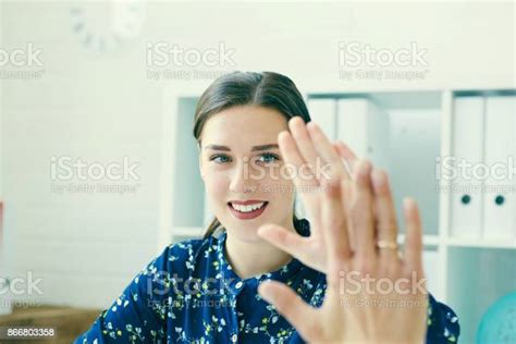 우리가 그것을 할 쾌활 한 젊은 남자와 여자는 그들의 일의 결과 대 한 행복 그들은 높은 5를 제공 하 고 웃 고 기업 문화에