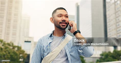 남자 전화 통화 및 도쿄에서의 여행 의사 소통 및 숙박 예약을위한 도시에서의 미소 사람 행복하고 기술적인 일본 마을에서 연락 네트워킹 및 관광을위한 휴가 계획 30 34세에