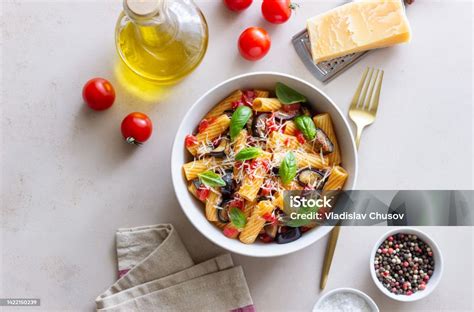 가지 토마토 치즈 및 바질이 들어간 파스타 알라 노마 이탈리아 음식 채식 음식 탁자에 대한 스톡 사진 및 기타 이미지 탁자 파마산 치즈 가지 채소 Istock