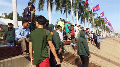 ទូកង«រស្មីស្រីស្រស់ដាញ់ទិព្វសែនជ័យត្រូវកប៉ាល់ទេសចរណ៍បុកលិចបាត់មនុស្ស២នាក់រកមិនទាន់ឃើញ នគរដ្រេហ្គន