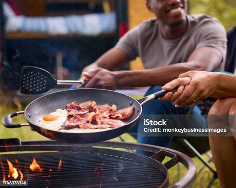 Rv가 불에 아침 식사를 위해 베이컨과 달걀을 요리하는 시골에서 캠핑하는 커플의 클로즈업 요리하기 음식 준비에 대한 스톡 사진 및 기타 이미지 요리하기 음식 준비