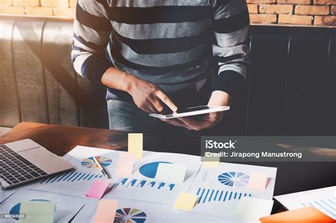 비즈니스 사람 잡고 디지털 태블릿 및 사용 노트북 작업 문서 회계사 소득 및 예산 분석 및 세금은 미래에 그들의 판매의 품질을 개선 하는 마케팅 계획 계획 개념에 대한 스톡