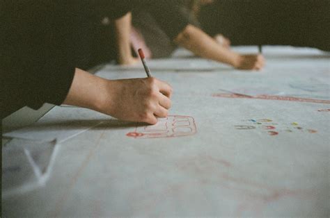 테이블에 앉아있는 두 사람 사진 Unsplash의 무료 아날로그 사진 이미지