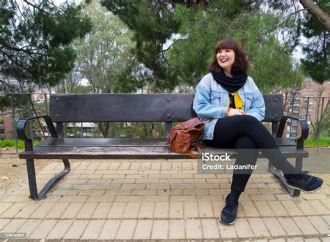 벤치에 앉아 밝은 현대 옷을 입고 도시 젊은 세련된 미소 여자의 초상화 도시에 대한 스톡 사진 및 기타 이미지 도시 벤치 갈색 머리 Istock
