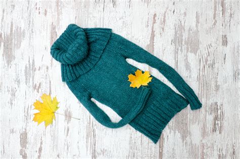 에메랄드 따뜻한 스웨터와 단풍나무 잎입니다 세련 된 개념입니다 가을에 대한 스톡 사진 및 기타 이미지 가을 개념 개체 그룹 Istock