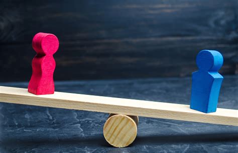 한 남자와 비늘에 여자의 숫자 불평등의 개념 남자와 여자는 무게에 균형 성별 임금 격차 이혼입니다 법원에서 재산의 사단입니다 가족의 사회적 역할입니다 선택적 초점 0명에