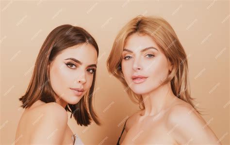 Meninas Sensuais Loiras E Morenas Retrato De Beleza Natural Jovens Com
