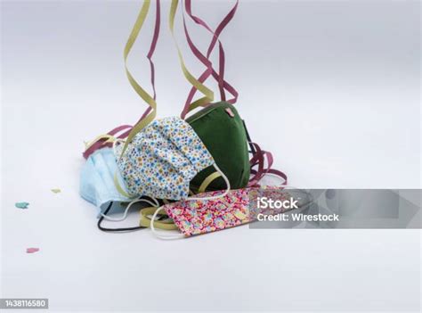 흰색 배경에 얼굴 마스크와 화려한 리본 더미 코로나바이러스 동안 파티의 개념 0명에 대한 스톡 사진 및 기타 이미지 0명