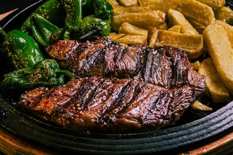 흰색 접시에 구운 고기 요리 · 무료 스톡 사진