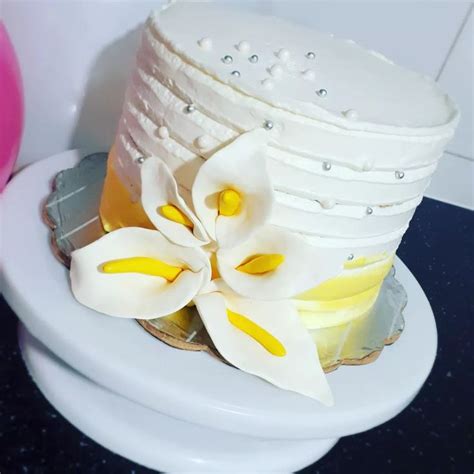 کیک زیبای خامه ای با گل های فوندانت یه عاشق زرد😊