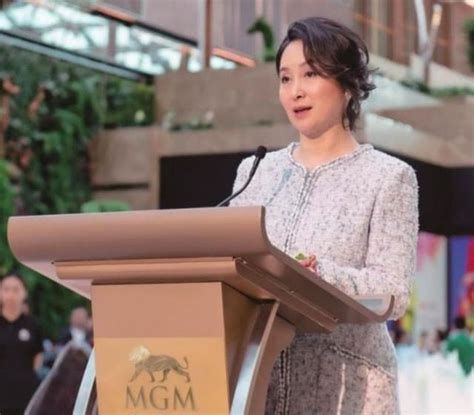 57岁何超琼与密友俞琤出行逛街吃饭，两人都打扮得非常朴素低调 每日头条