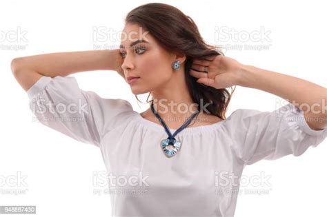 젊은 유럽 매력적인 럭셔리 실버 액세서리와 보석 착용 긴 갈색 자연 머리 모델 패션 흰색 바탕에 소녀 격리 관능에 대한 스톡 사진 및 기타 이미지 Istock