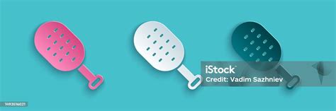 종이 컷 사우나 브러시 아이콘은 파란색 배경에 분리되어 있습니다 욕조에서 씻기 위해 굵은 강모가있는 나무 브러시 안티 셀룰 라이트 마사지 종이 아트 스타일 벡터 3차원