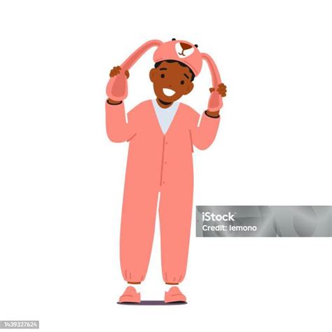 아이 캐릭터는 분홍색 토끼 옷을 입고 귀가 달린 모자 크리스마스 의상을 입은 아이 학교 파티에서 공연하는 어린 소년 Theatrical Performance에 대한 스톡