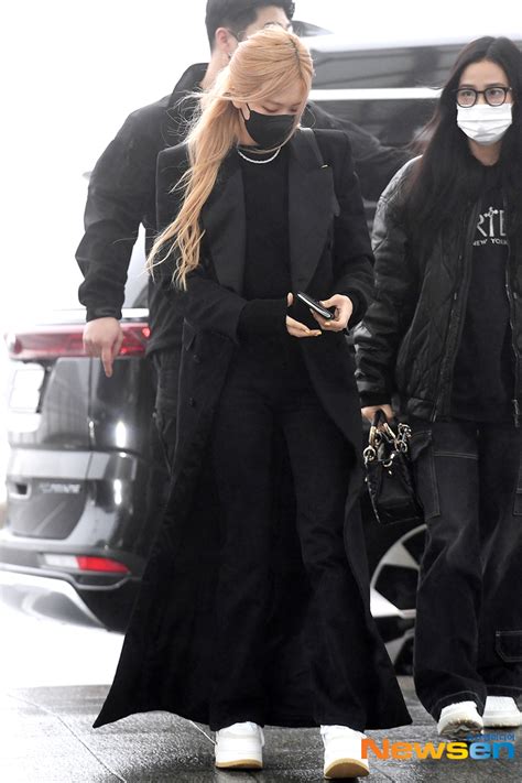 블랙핑크 로제 ‘땅에 끌릴듯한 롱코트도 완벽 소화[포토엔hd] 뉴스인코리아