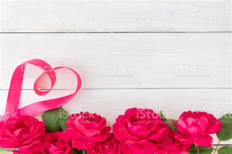 흰색 나무 배경에 리본으로 만든 빨간 장미와 분홍색 마음의 행의 상단 보기 0명에 대한 스톡 사진 및 기타 이미지 0명 공휴일 기념일 Istock
