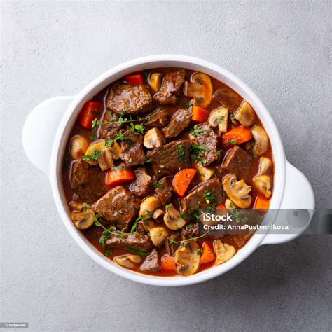 야채를 곁들인 소고기 부르기뇽 스튜 회색 배경입니다 맨 위 보기 쇠고기 부르기뇽에 대한 스톡 사진 및 기타 이미지 쇠고기