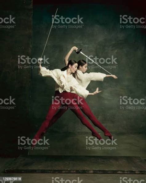 두 명의 젊은 여성 발레 댄서들이 칼을 들고 결투를 하고 있습니다 발레와 현대 안무 컨셉 크리에이티브 아트 사진 18 19세에 대한 스톡 사진 및 기타 이미지 Istock