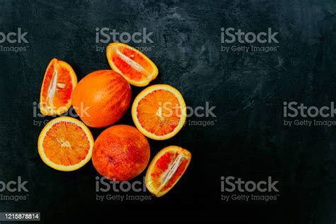 검은 배경에 슬라이스 와 전체 잘 익은 육즙 시칠리아 혈액 오렌지의 상단보기 텍스트의 공간을 복사합니다 0명에 대한 스톡 사진 및 기타 이미지 Istock