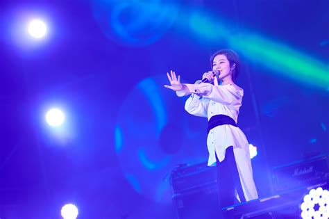郁可唯携乐队热力开唱 献音乐节首秀