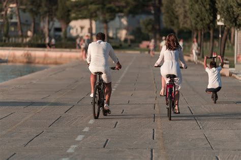 함께 바다에서 아름다운 아침을 즐기는 행복한 가족 자전거를 타고 부모와 전기 스쿠터를 타고 아들 선택적 초점 3 명에 대한 스톡 사진 및 기타 이미지 Istock
