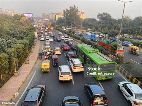 육교에서 본 고속도로의 교통 체증 승객이 있는 오토바이 버스 자동차 고속도로에 정차한 자동 인력거 줄무늬 장벽이 있는 주요 도로 전경에 초점 인도 인도아 대륙에 대한 스톡