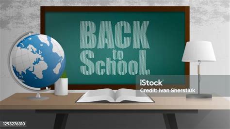 학교 배너로 돌아갑니다 녹색 보드 오픈 북 로프트 스타일의 나무 테이블 지구 테이블 램프 잔디 냄비 회색 콘크리트 벽 사실적인 스타일 벡터 일러스트레이션 3차원 형태에 대한