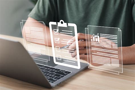 비즈니스 설문지를 복용하는 사업가 확인란이있는 설문지 온라인으로 설문 조사 양식 작성 테스트 질문에 답변 설문 조사 양식 개념입니다 개념에 대한 스톡 사진 및 기타 이미지