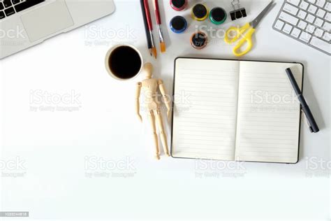 열린 노트북 페인트 공급 컬러와 브러시 학생 데스크톱 작업 영역 및 복사 공간 개념에 대한 스톡 사진 및 기타 이미지 개념