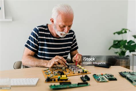 컴퓨터 수리 서비스 하드웨어 지원 전자 기술 노트북 쿨러를 고정하는 기술자의 샷 가정 생활에 대한 스톡 사진 및 기타 이미지 가정 생활 개발 남성 Istock