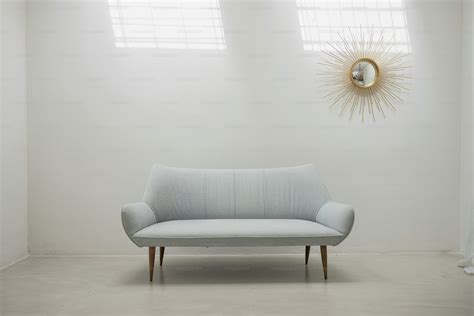 창문 옆 방에 앉아있는 흰색 소파 사진 Unsplash의 거실 이미지