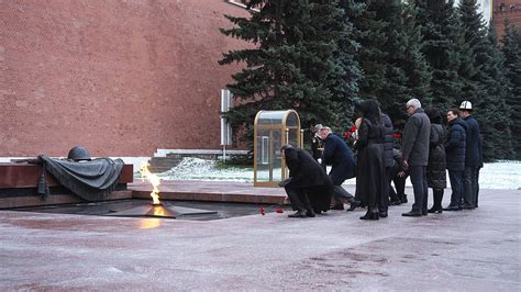 Церемония возложения цветов к Могиле Неизвестного Солдата участниками международной конференции