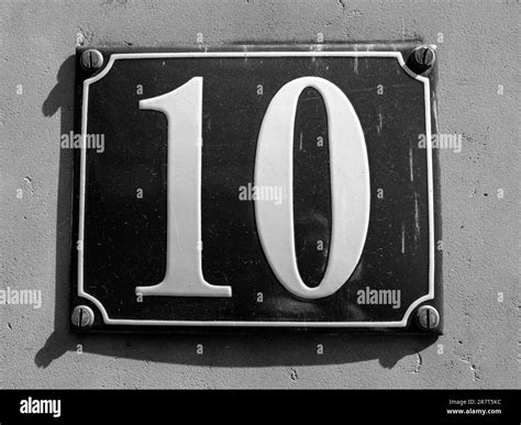 Plaque De Numérotation Banque Dimages Noir Et Blanc Alamy