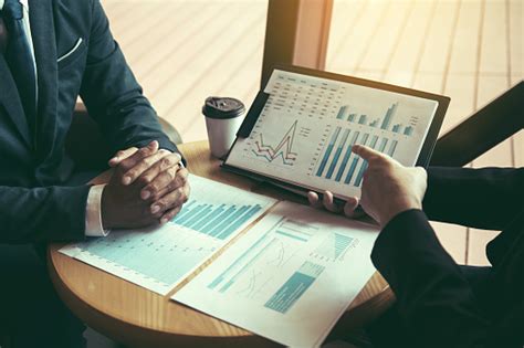 두 비즈니스 파트너십 동료 분석 전략 및 사무실 룸에서 예산 회의 동안 재무 계획 그래프 및 회사 예산을 논의와 제스처 검사 보기에 대한 스톡 사진 및 기타 이미지 Istock