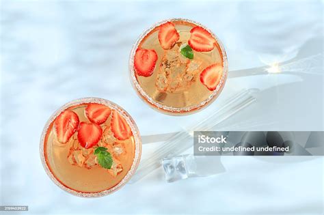 핑크 마티니 플랫 레이 알코올 칵테일 긴 그림자가 있는 우아한 현대 배경에 딸기 바 및 휴일 파티를 위한 최소한의 개념 카페