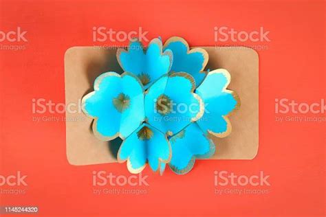 살아있는 산호 배경에 어머니의 날에 대 한 꽃과 Diy 입체 3d 인사말 카드 0명에 대한 스톡 사진 및 기타 이미지 0명 3차원 형태 Diy Istock