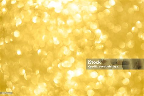 추상 빛나는 반짝이 크리스마스 또는 새해 배경 반짝이는 질감의 라이트 골드 글리터 배경 황금 빛 스팽글 스팽글 과 빛나는 빛 호일 배경 0명에 대한 스톡 사진 및 기타