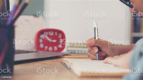 2022 년 달력 책에 매일 약속을 작성 플래너의 여성 손 홈 오피스 데스크에서 일기에 여성 마크 및 메모 일정 플래너 개념에 대한 캘린더 미리 알림 이벤트입니다 2021