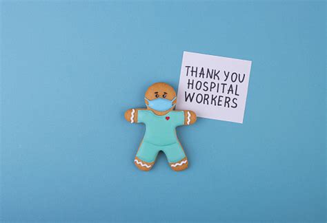 진저 브레드 메딕은 파란색 배경에 마스크를 쓰고 있습니다 코로나 바이러스 의사와 간호사에게 감사드립니다 0명에 대한 스톡 사진 및 기타 이미지 Istock