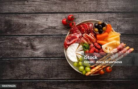 안티파스티는 어두운 나무 테이블에서 이탈리아 전통 간식입니다 얇게 썬 고기 맨 위 보기입니다 공간을 복사합니다 편육에 대한 스톡 사진 및 기타 이미지 Istock