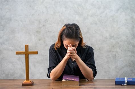 성경과 거룩한 나무 십자가와 기도 하는 아시아 기독교 여자 기도하기에 대한 스톡 사진 및 기타 이미지 기도하기 여자 성경 Istock