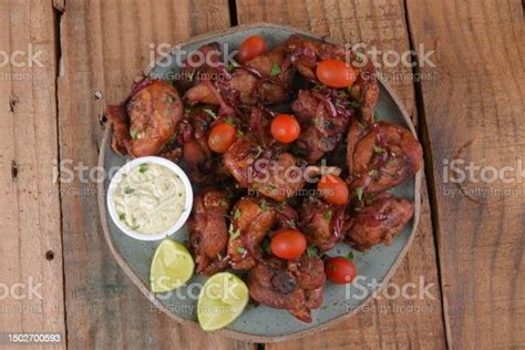 토마토와 캐러멜 양파를 곁들인 프라이드 치킨 허브 소스를 곁들인 날개 0명에 대한 스톡 사진 및 기타 이미지 0명 가금류 검은색 Istock