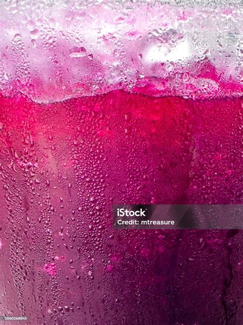 블랙커런트 주스 얼음 조각 및 으깬 얼음 슬러시의 보라색 음료로 결로로 덮인 유리 용기의 전체 프레임 이미지 전경에 초점 각얼음에 대한 스톡 사진 및 기타 이미지 Istock