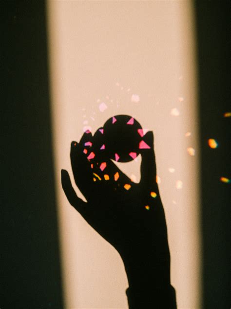 가벼운 가벼운 놀이 광선 광학 교활한 구성 그림자 기하학 다채로운 반사 대조 무지개 효과 미스터리 반사