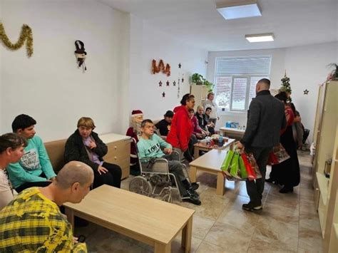Деца и младежи от социалните услуги във Враца получиха коледни подаръци снимки